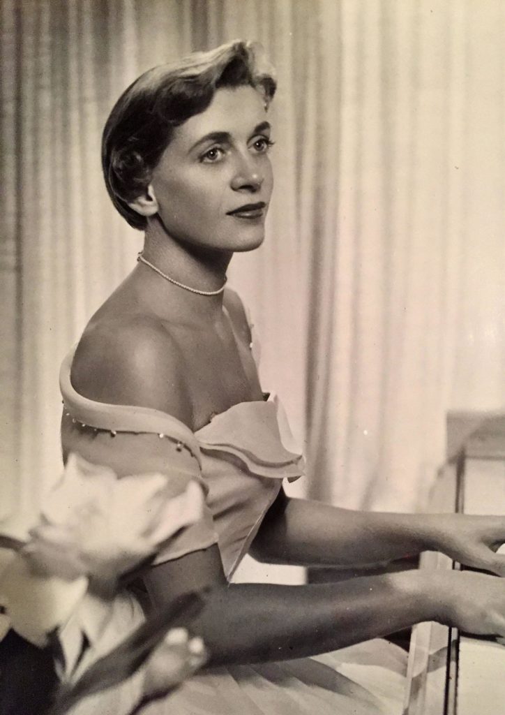 Harriette Thompson, Discouraged Never – 125 Years of Chi Omega